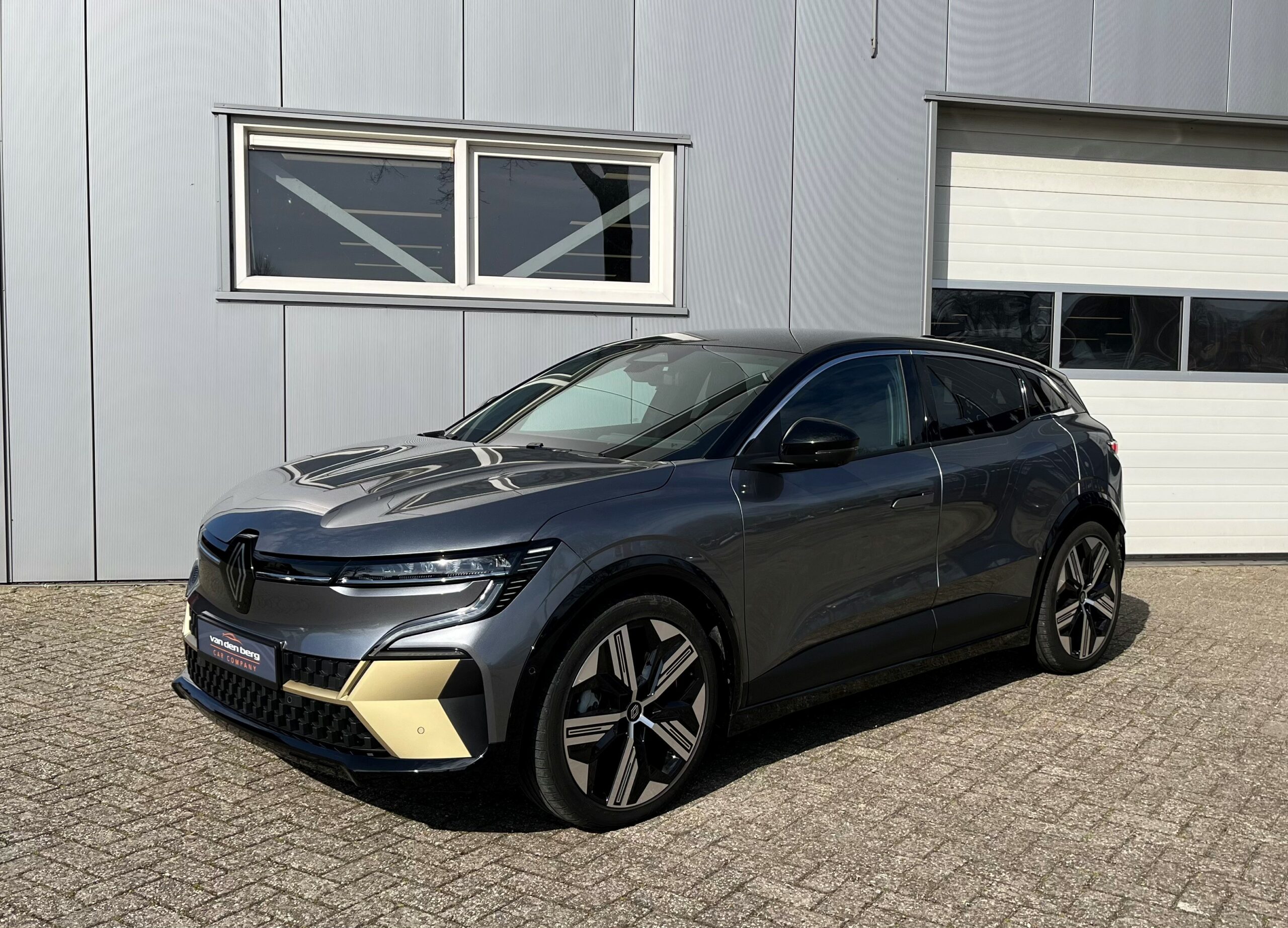 Renault Megane E Tech - Van den Berg Car Company